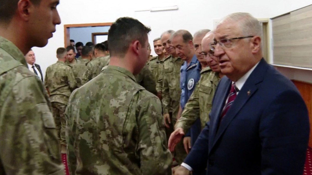 Yaşar Güler, bayram namazını sınırda Mehmetçik ile kıldı Yaşar Güler, bayram namazını sınırda Mehmetçik ile kıldı