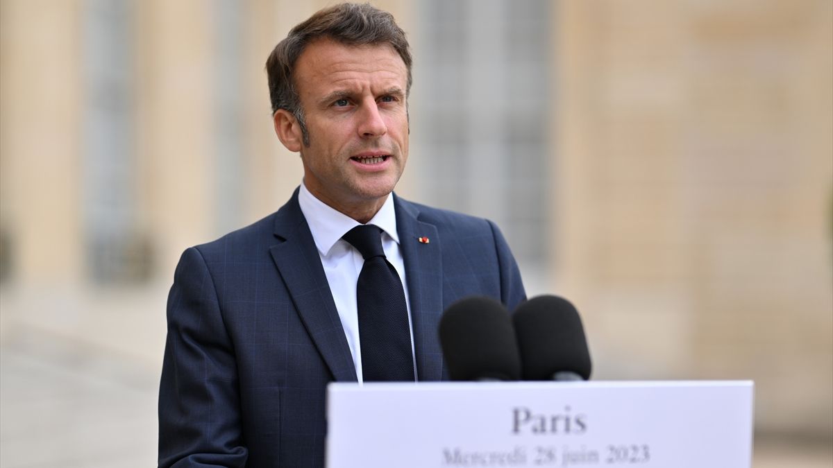 Emmanuel Macron'dan eyleme katılan gençlerin ailelerine mali yaptırım