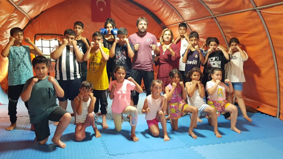 Hatay'da depremzede çocuklara çadırda kick boks dersi Hatay'da depremzede çocuklara çadırda kick boks dersi
