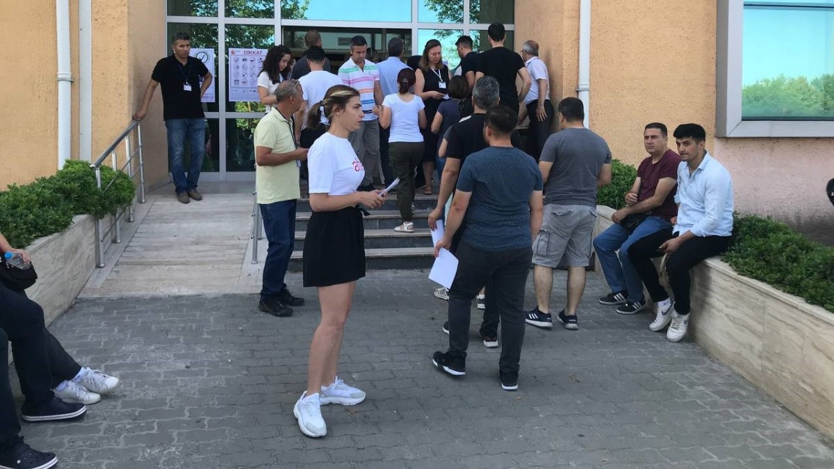 Bir sınav klasiği: DGS’ye geç kalanlar kapıdan döndü Bir sınav klasiği: DGS’ye geç kalanlar kapıdan döndü