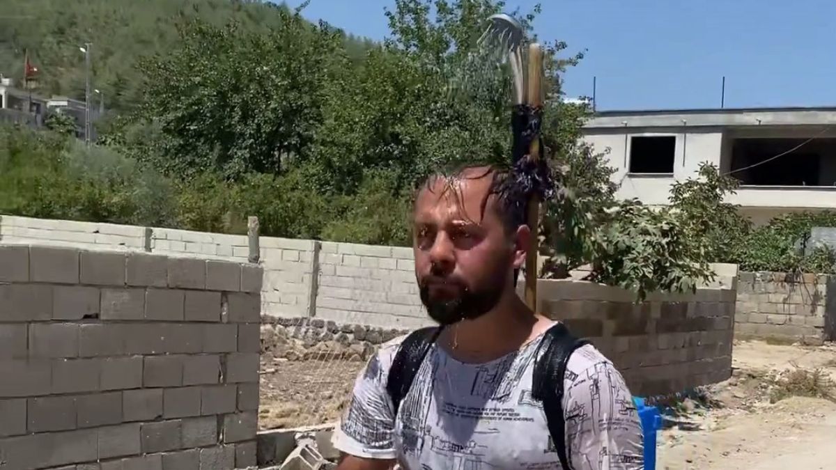 Hatay'ın sıcaklarına karşı ilginç çözüm: Sırtında duş başlığıyla gezen adam