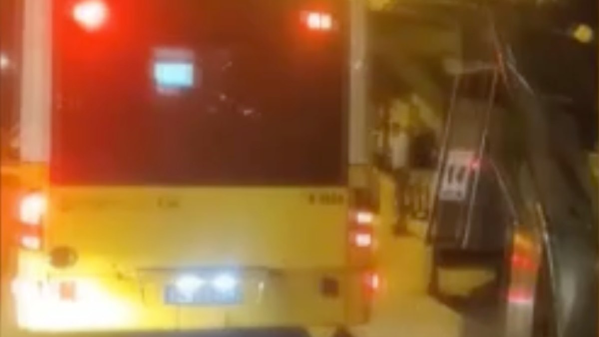 İstanbul Beyoğlu'nda durağa dalan İETT otobüsü kaçtı İstanbul Beyoğlu'nda durağa dalan İETT otobüsü kaçtı