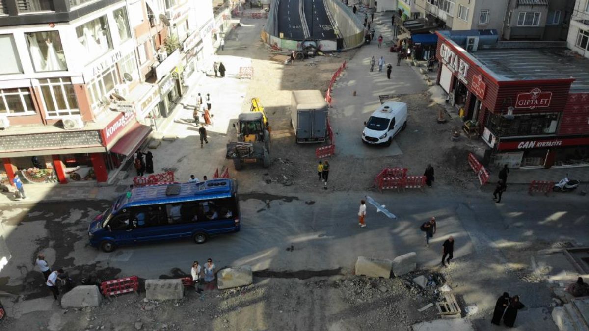 Maltepe'de yapımı devam eden meydan bölge halkını isyan ettirdi