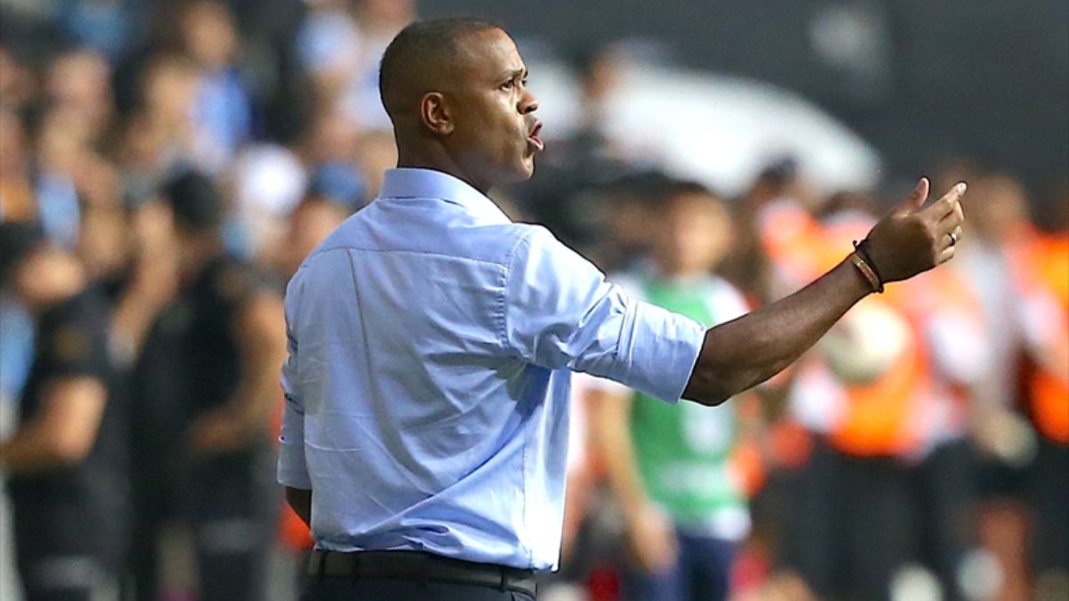 Patrick Kluivert: Belhanda geceyi hastanede geçirecek Patrick Kluivert: Belhanda geceyi hastanede geçirecek