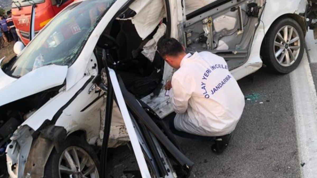 Sinop'ta iki otomobil kafa kafaya çarpıştı Sinop'ta iki otomobil kafa kafaya çarpıştı