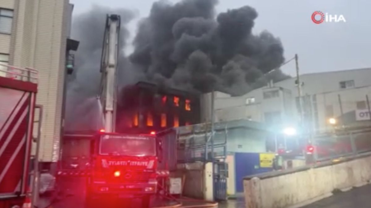 İstanbul'da fabrika yangınına müdahale sürüyor