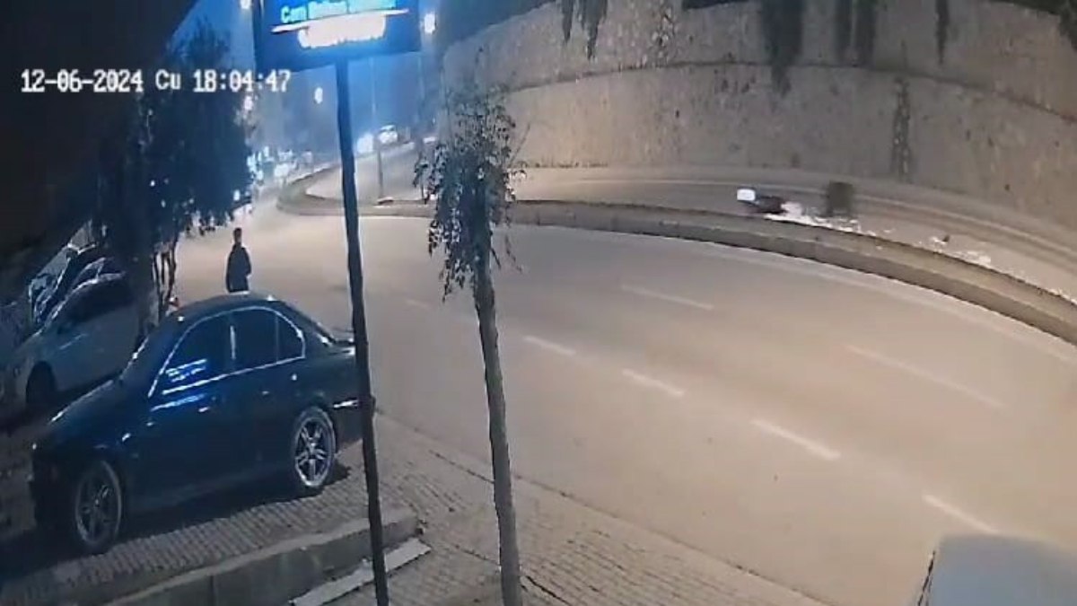 Bursa'da motosikletiyle 30 metre sürüklendi, ayağa kalkıp yoluna devam etti Bursa'da motosikletiyle 30 metre sürüklendi, ayağa kalkıp yoluna devam etti