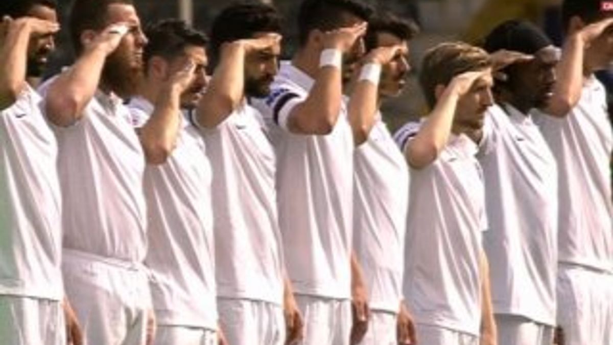 Trabzonsporlu futbolcular asker selamı verdi