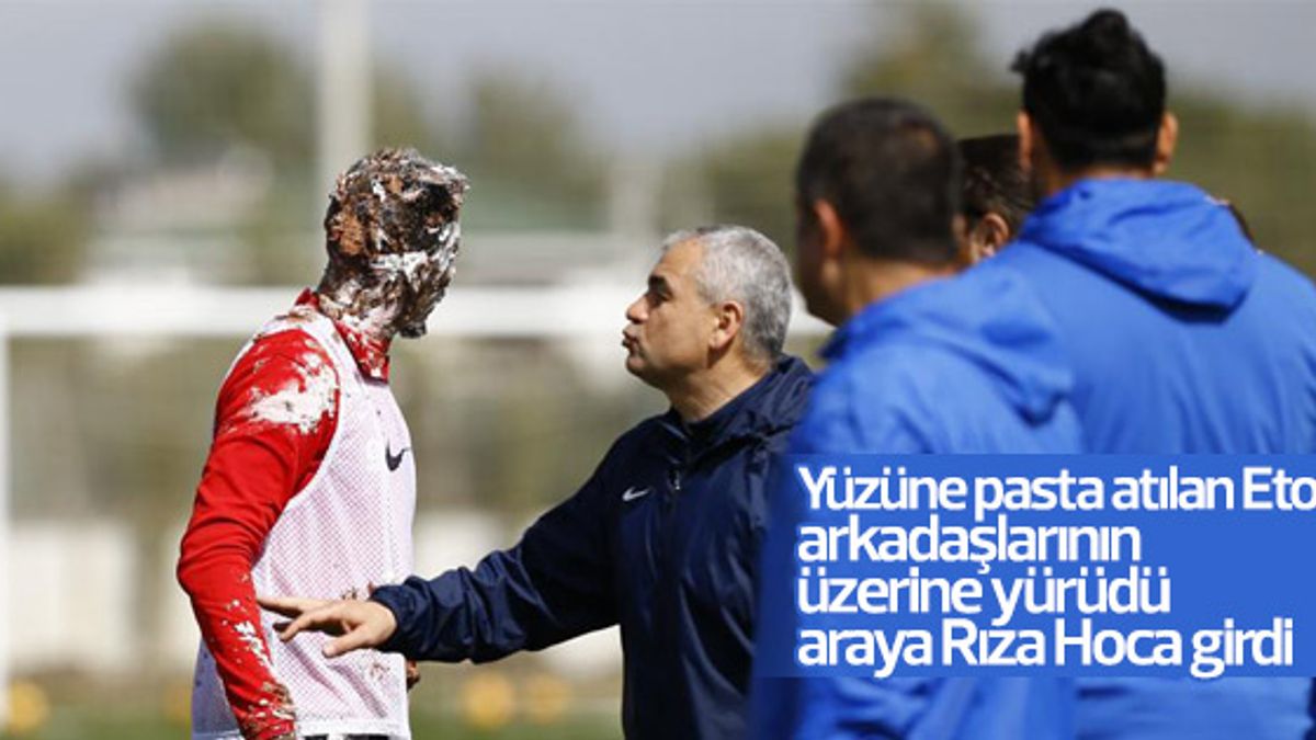 Yüzüne pasta atılan Eto'o arkadaşlarının üzerine yürüdü