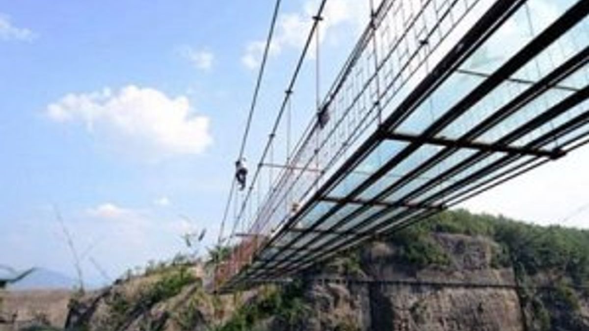 Çin'de 300 metre uzunluğunda cam köprü inşa edildi