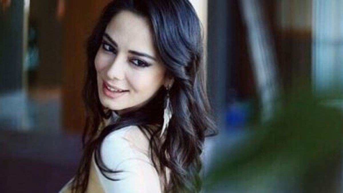 Güzel oyuncu Merve Sevi nişanlandı