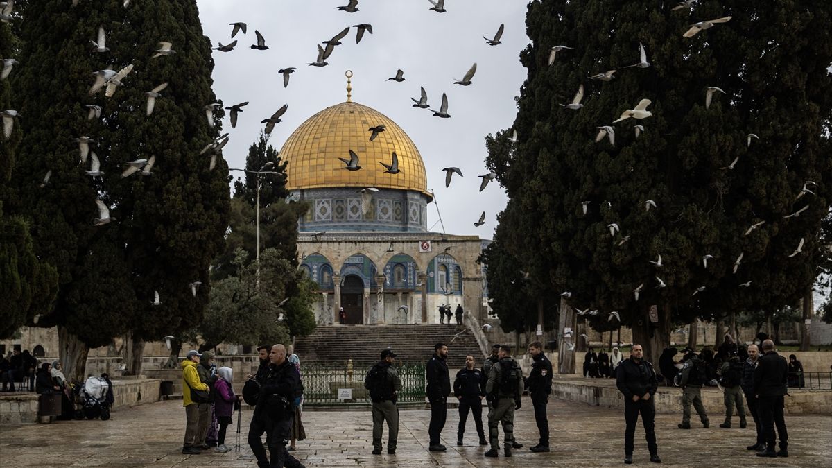 İsrail polisi Mescid-i Aksa'da konuşlandı! Yahudi yerleşimciler bir kez ...