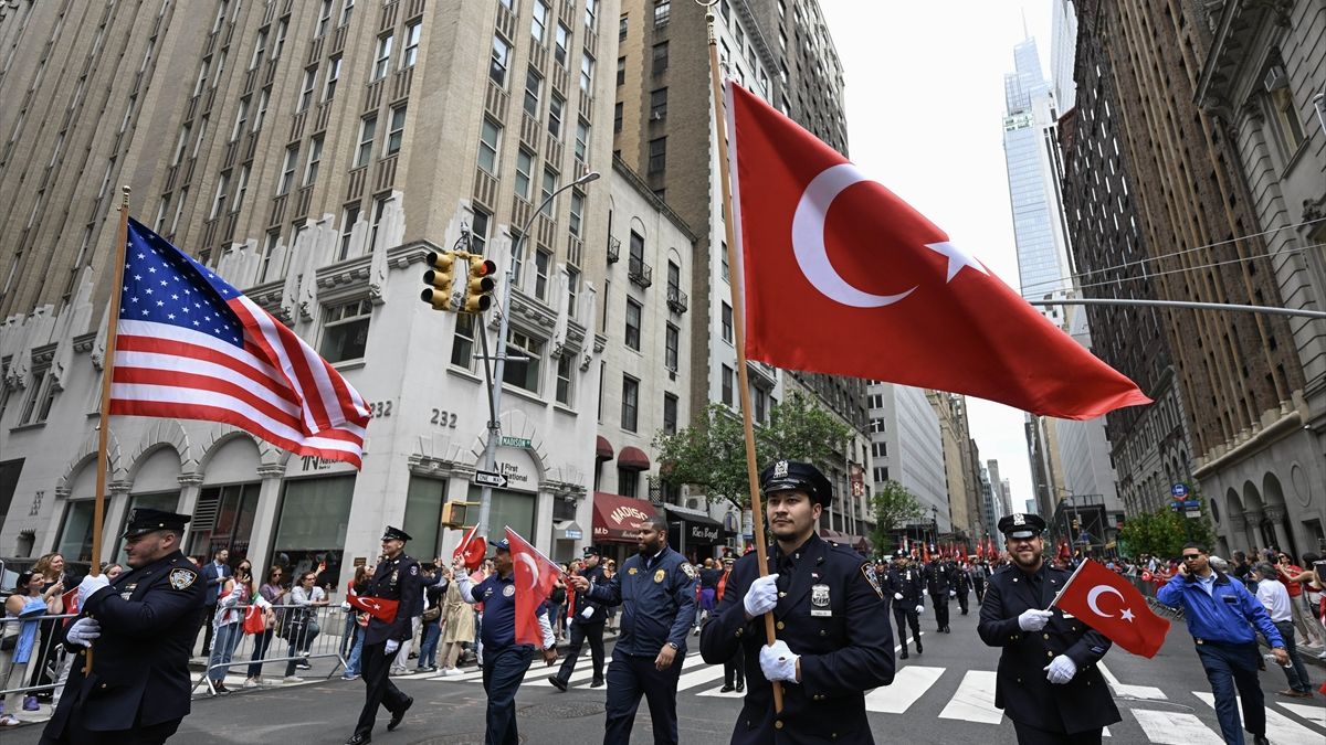 New York, Türk bayraklarıyla donandı: 41. Geleneksel Türk Günü Yürüyüşü