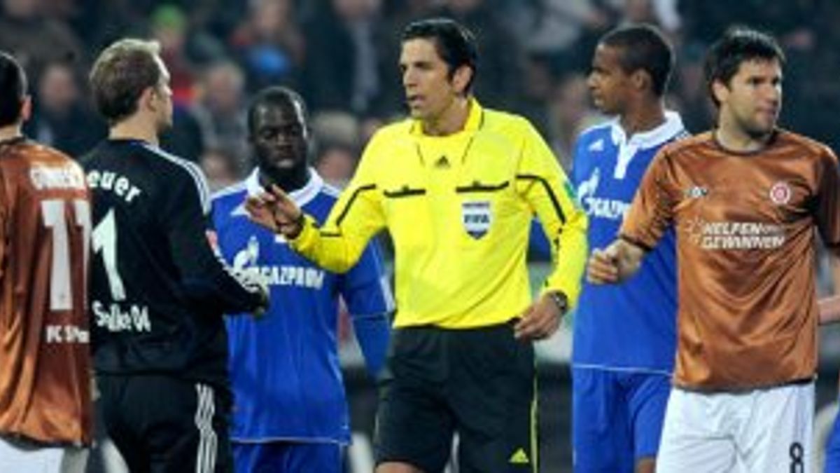 Türk hakem pet şişeyi affetmedi