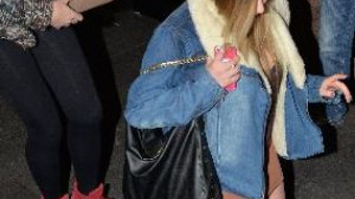 Yasmin Erbil süper minisi ile gecelerde