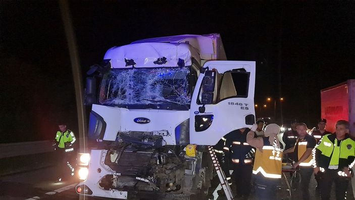 Düzce'de kaza nedeniyle araçta sıkışan sürücü telefonla konuşmaya devam ... Düzce'de kaza nedeniyle araçta sıkışan sürücü telefonla konuşmaya devam ...