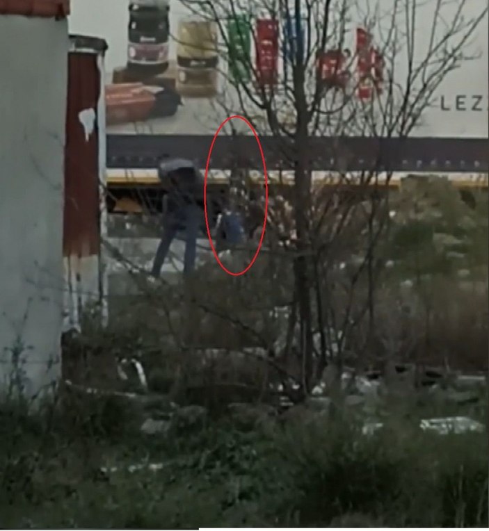 Esenyurt'ta çocuklar silahla havaya ateş açtı Esenyurt'ta çocuklar silahla havaya ateş açtı