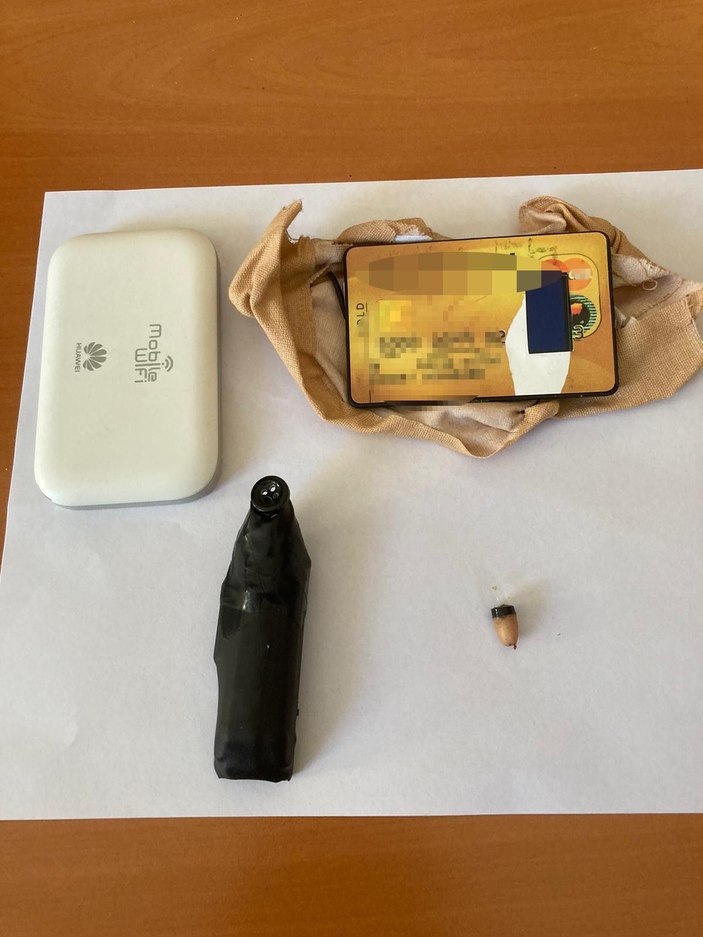 Kars'ta ehliyet sınavında kopya düzeneği yakalandı Kars'ta ehliyet sınavında kopya düzeneği yakalandı