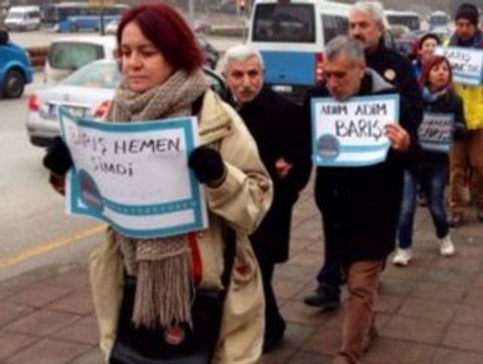 Arzu Okay Diyarbakır'da hendek eylemine katıldı