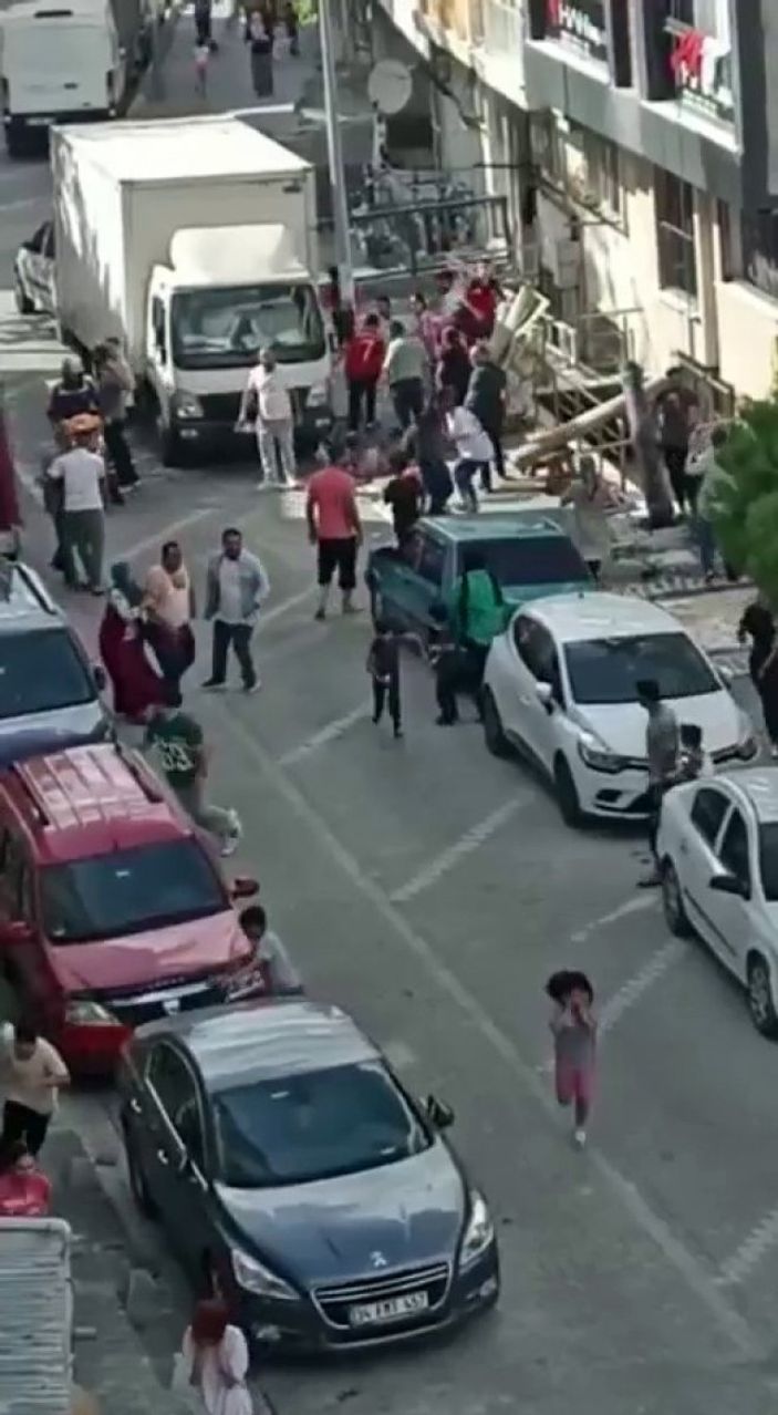 Esenyurt'ta iki kadın arasındaki kavgaya erkekler de dahil oldu Esenyurt'ta iki kadın arasındaki kavgaya erkekler de dahil oldu
