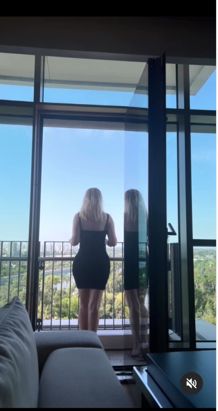 Songül Karlı, balkonda