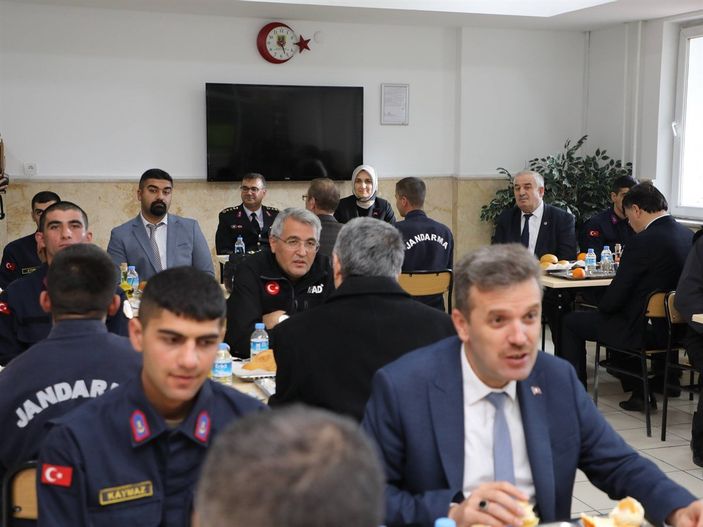 Afyonkarahisar Valisi Kübra Yiğitbaşı'dan jandarmaya ziyaret