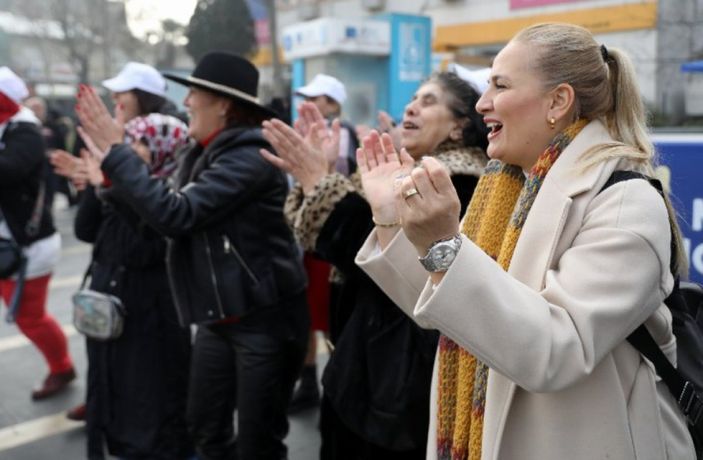 Bursa'da, bir araya gelen kadınların kahkaha yogası
