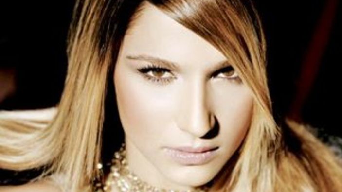 Popstar Firdevs evlendi