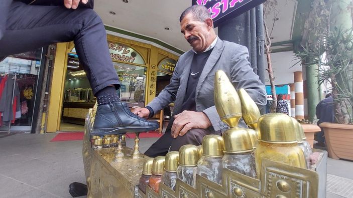 Tekirdağ'da 45 yıldır ayakkabı boyacılığı yaptı, 10 çocuk büyüttü