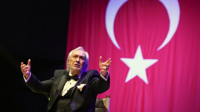 Müjdat Gezen, sahnelere veda etti