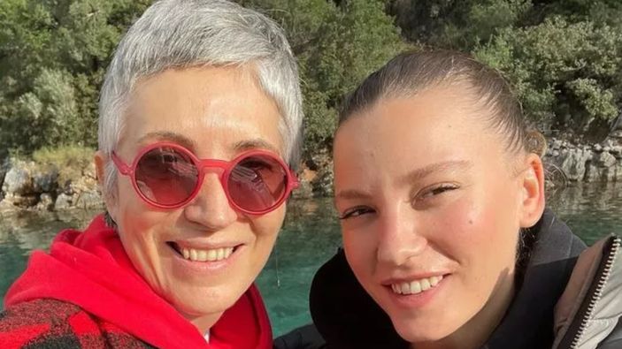 Serenay Sarıkaya'nın annesi kızından güzel çıktı! Kardeş sanmamak ...