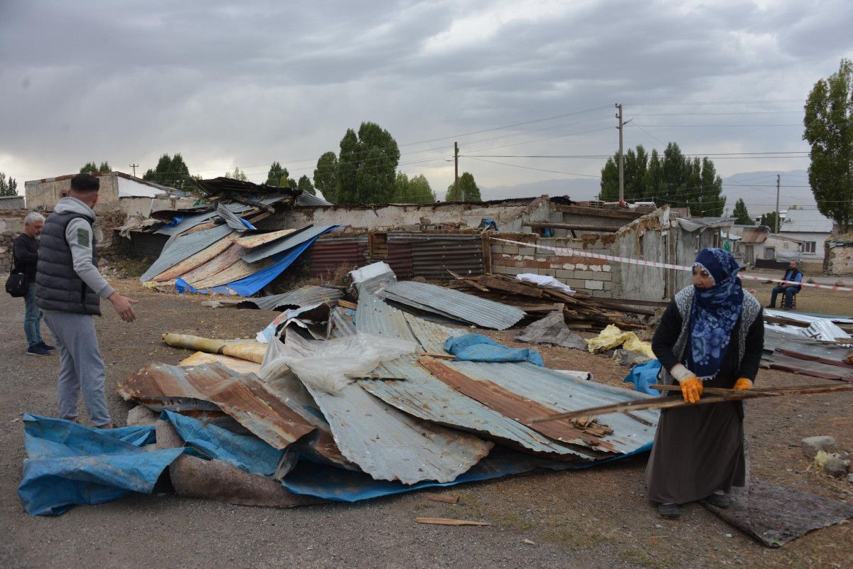 Erzurum'da hortum çatıları uçurdu