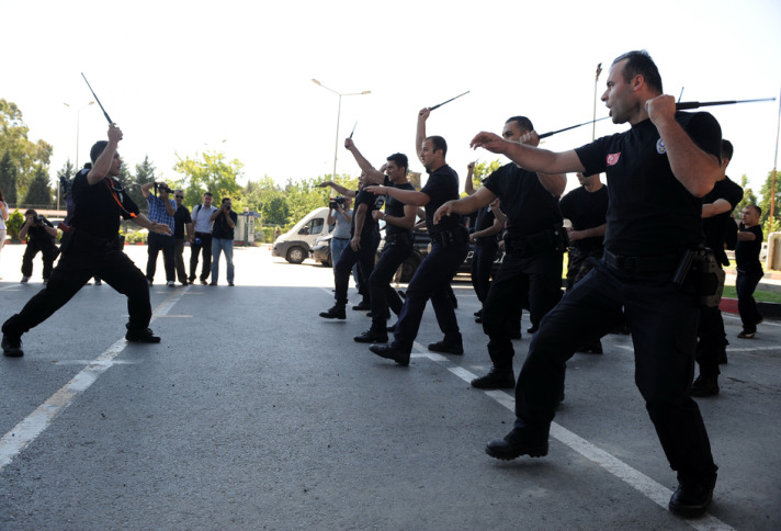 Polisin tanıttığı yeni copun özellikleri