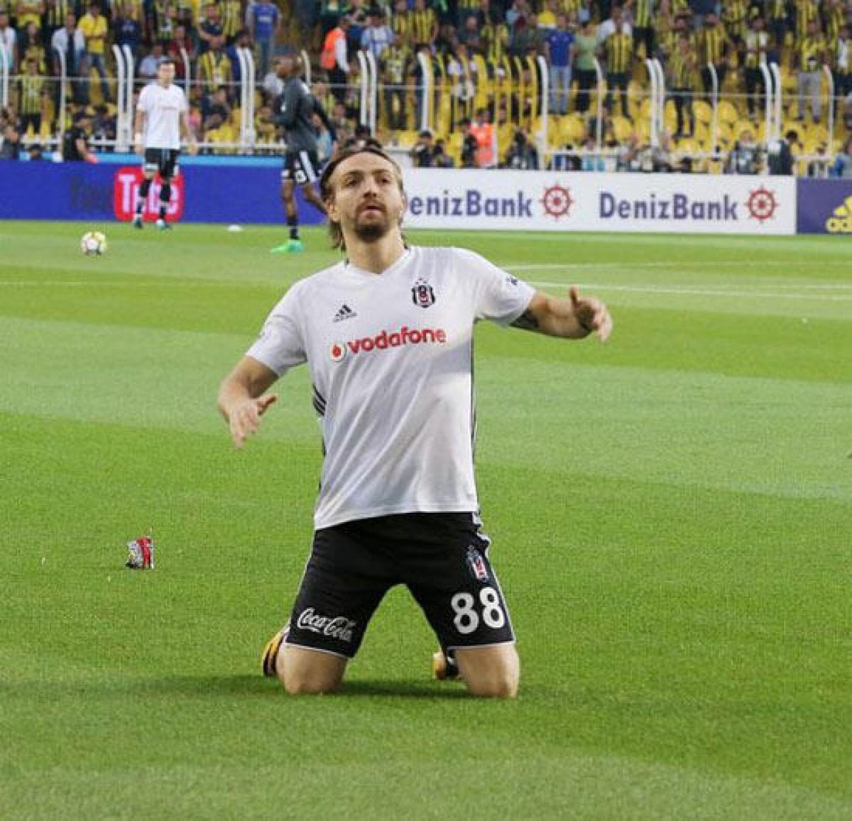 Beşiktaş, Caner'le yollarını ayırıyor