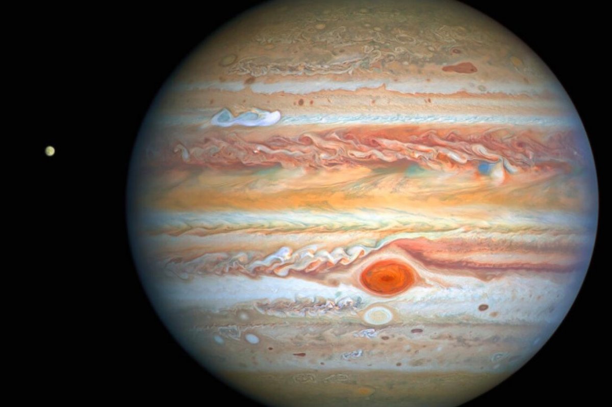 Hubble Uzay Teleskobu, Jüpiter'deki dev kırmızı lekeyi gösteren en net ...
