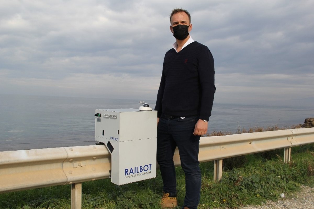 Domestic robot that catches those who do not obey the traffic rules ...