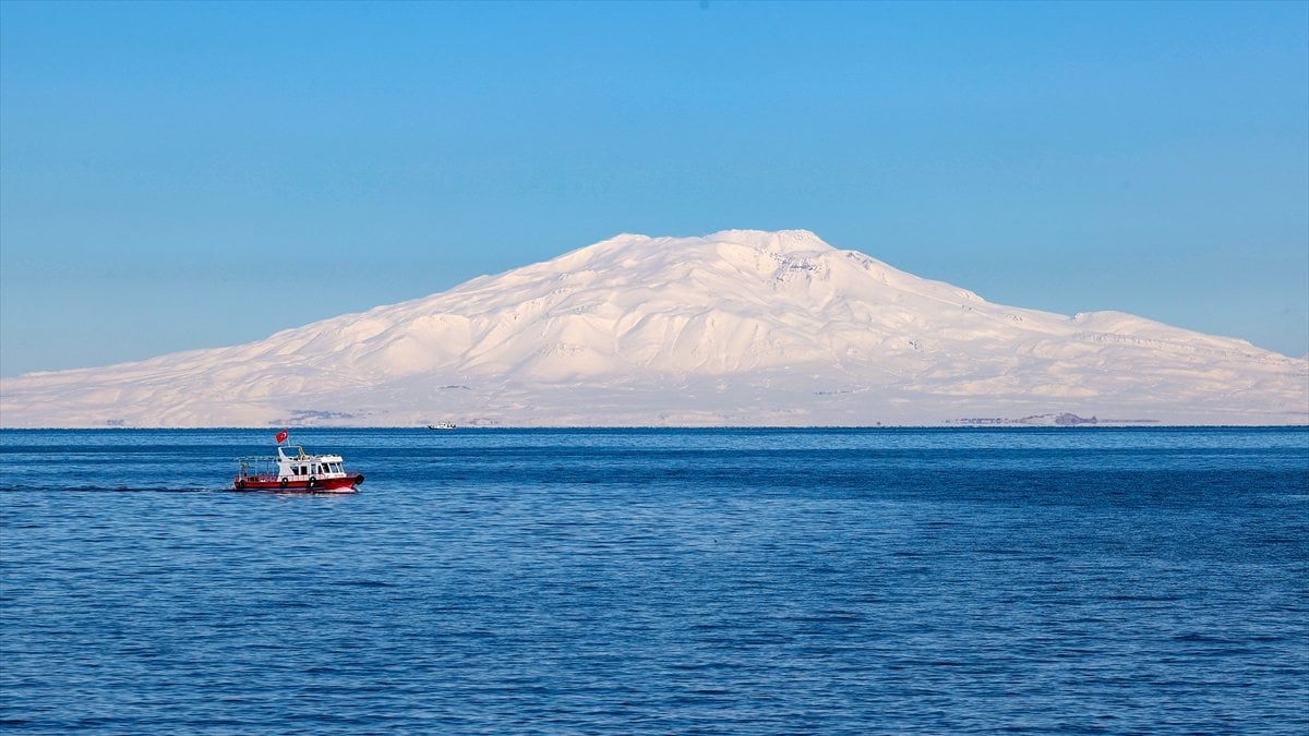 The photograph of Lake Van from space has been awarded to the NASA ...