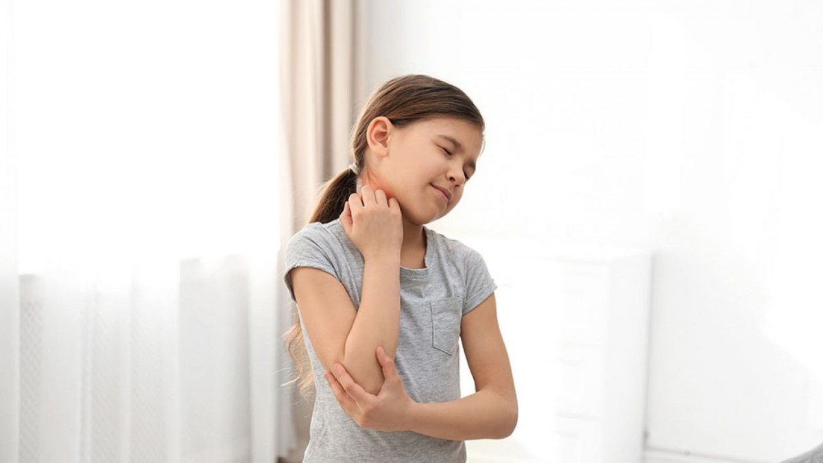 Poor posture in children can be a sign of scoliosis – Kimdeyir