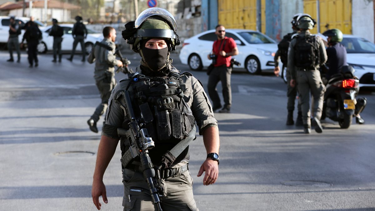 Israeli soldiers put concrete blocks at the entrance of Sheikh Jarrah ...