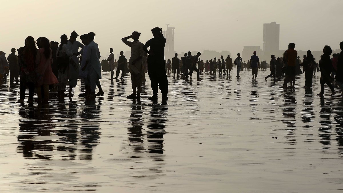 Hundreds of people flocked to the beach in Pakistan, coronavirus ...