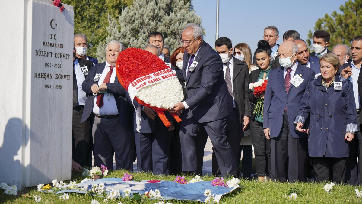Bülent Ecevit, vefatının 15'inci yılında kabri başında anıldı