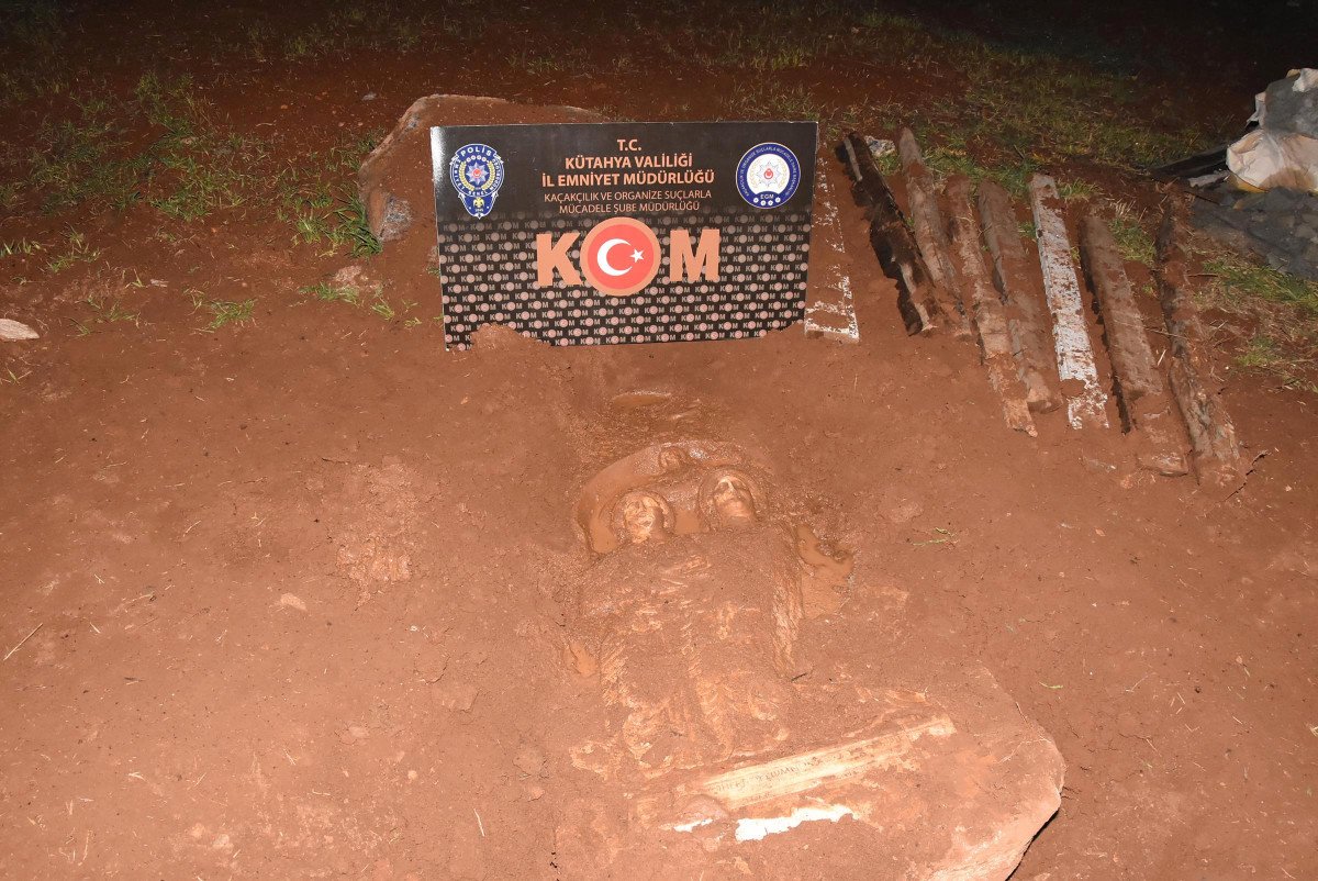 Kütahya’da, 1500 yıllık mezar stelini çıkarırken yakalandılar