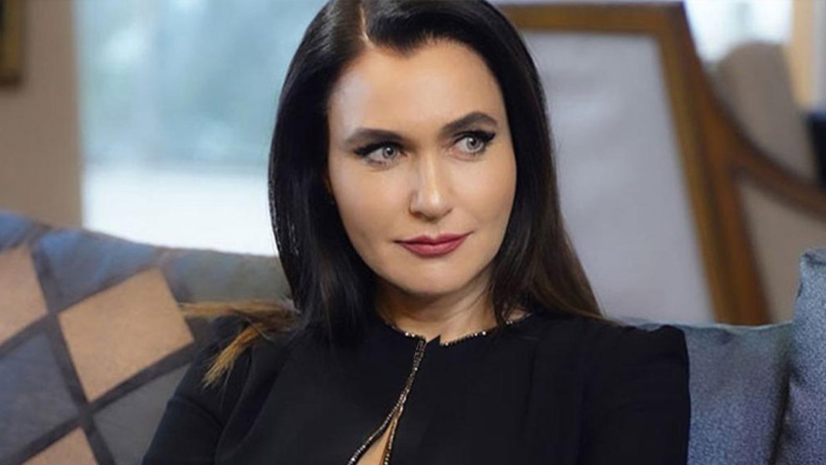 Yasak Elma'nın Ender'i göğüs dekolteli elbisesiyle tam afet-i devran ...