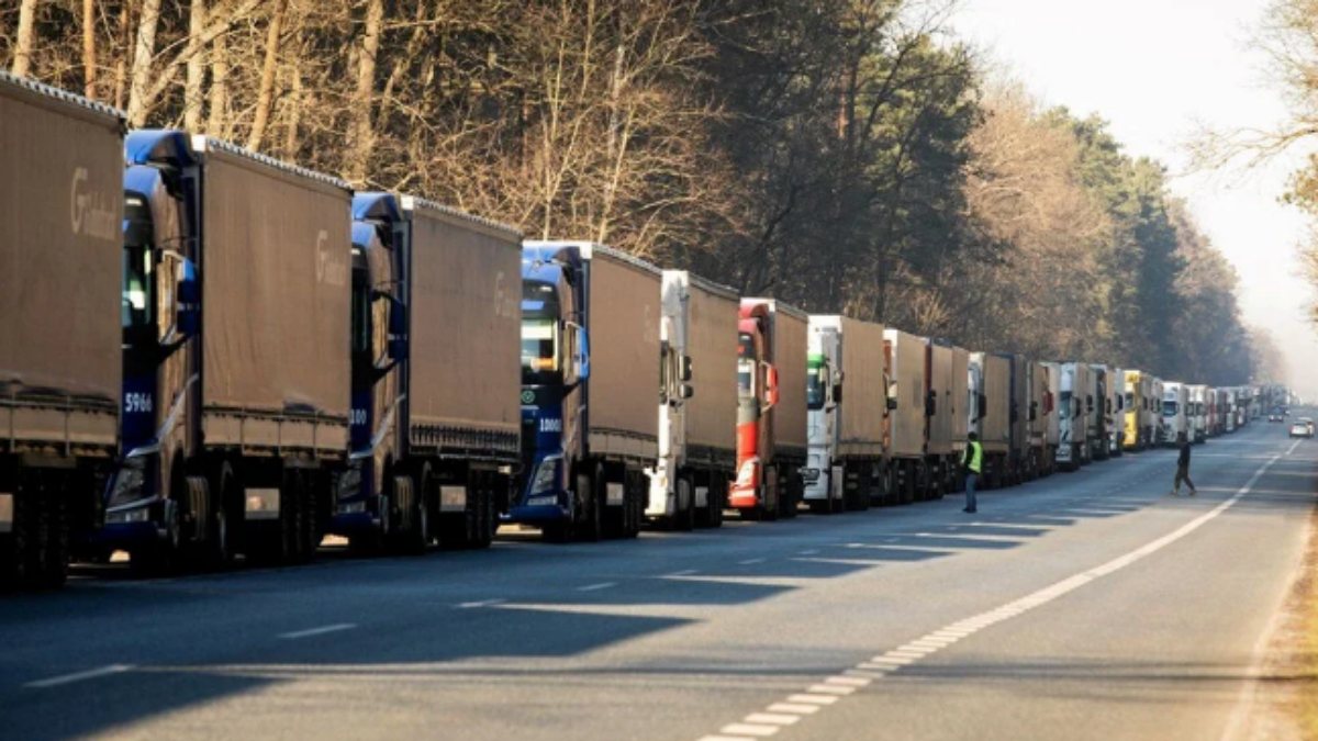 A 38-kilometer truck queue formed on the Polish-Belarusian border ...
