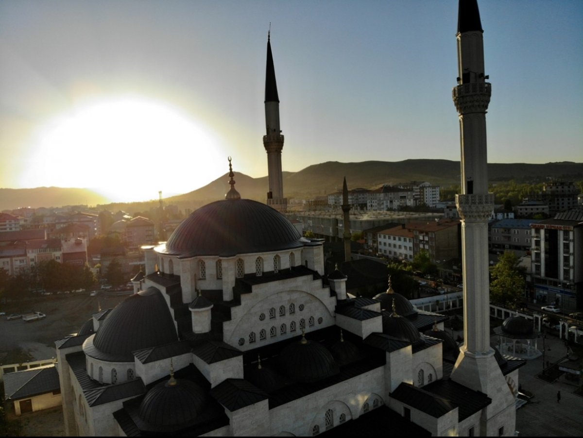 Ağrı’daki Recep Tayyip Erdoğan Camii, manzarasıyla büyülüyor