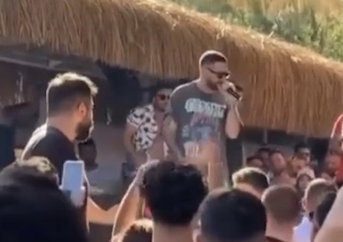 Sahnesine para fırlatıldı! Murda seyircisine verdiği tepkiyle sosyal ...