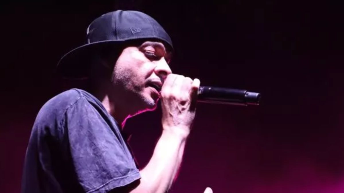 Rapçi Ceza'nın konserinde ortalık karıştı! Sahneye atladı...