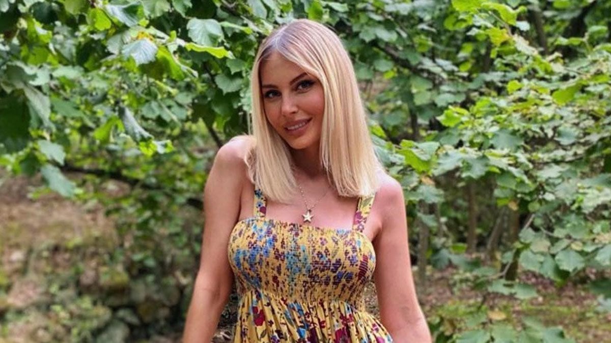 Hande Sarıoğlu dekoltesi ile yine akıl aldı! "Göğüsleri göstermek moda ...