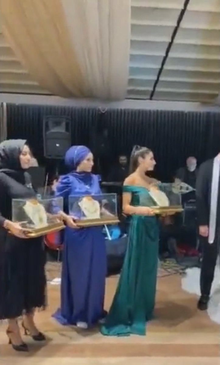 Erzincan'daki düğünde, geline takılan altınlar cam kutuda taşındı