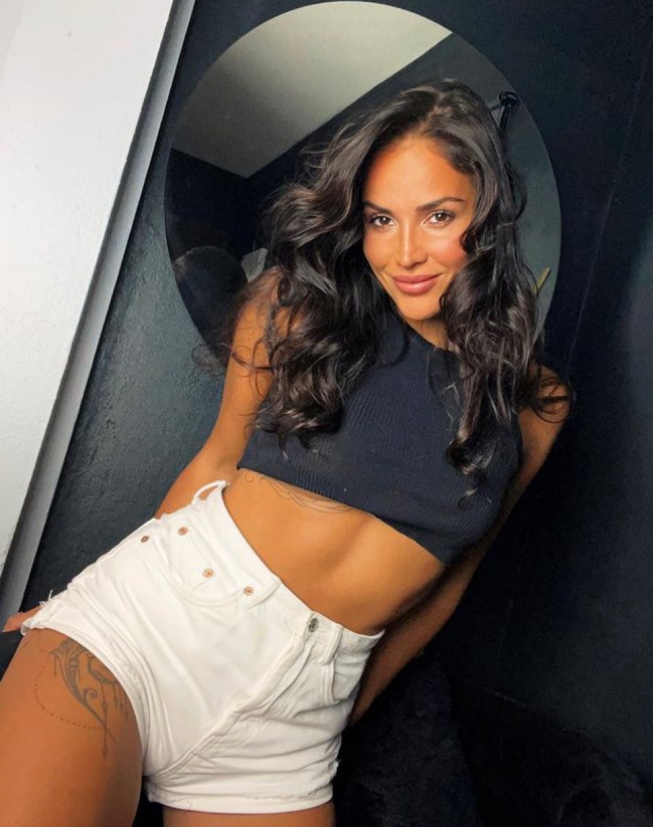 Survivor Berna Keklikler mini elbisesiyle sosyal medyayı salladı! "Survivor tarihinin en güzeli..."